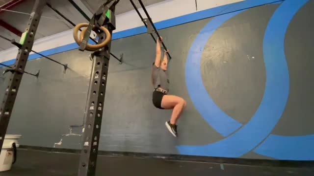 Hanging Knee Raise to Leg Extension | myworkouts.io